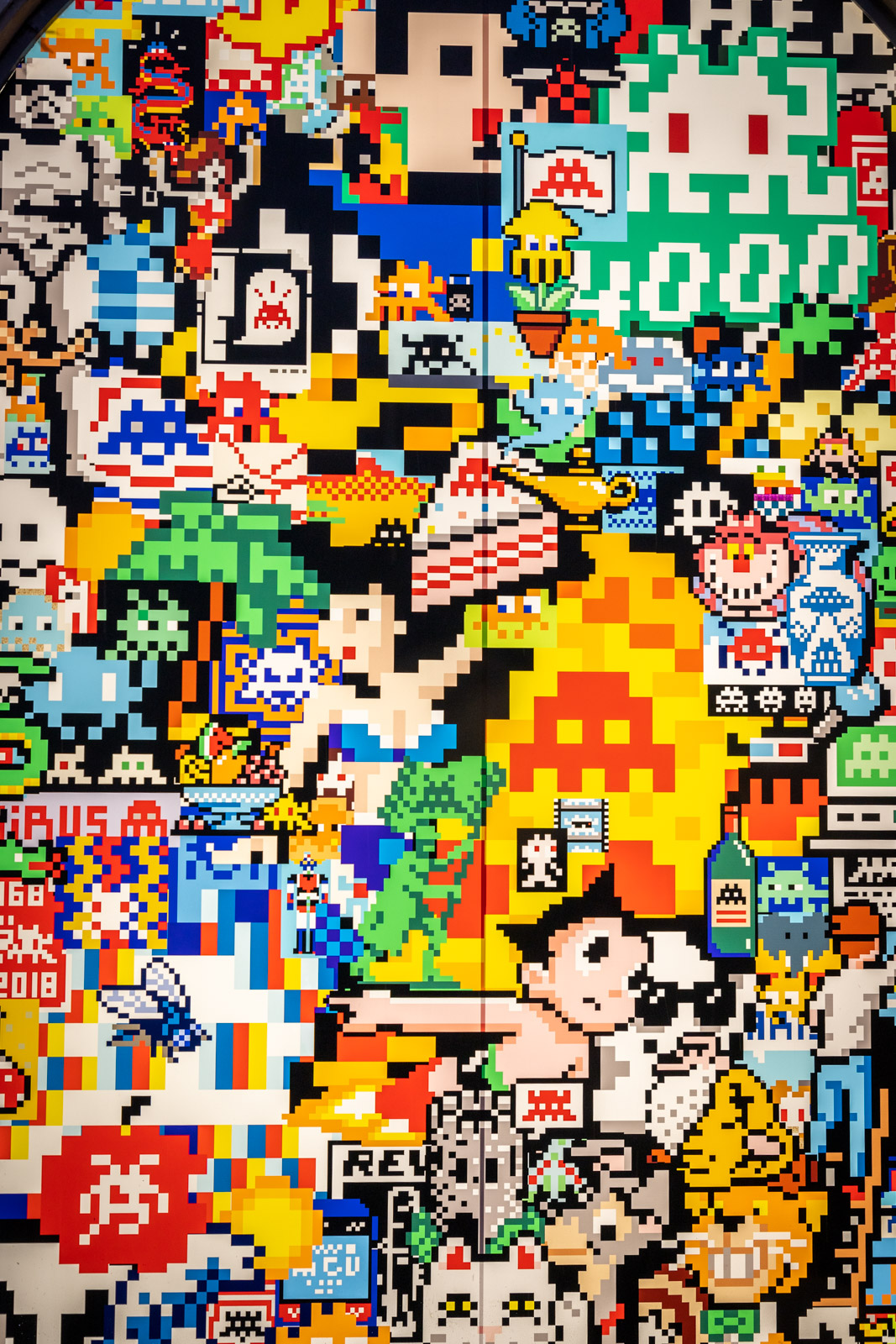 4000 – Invader chez Over The Influence Paris. – Un oeil qui traîne…