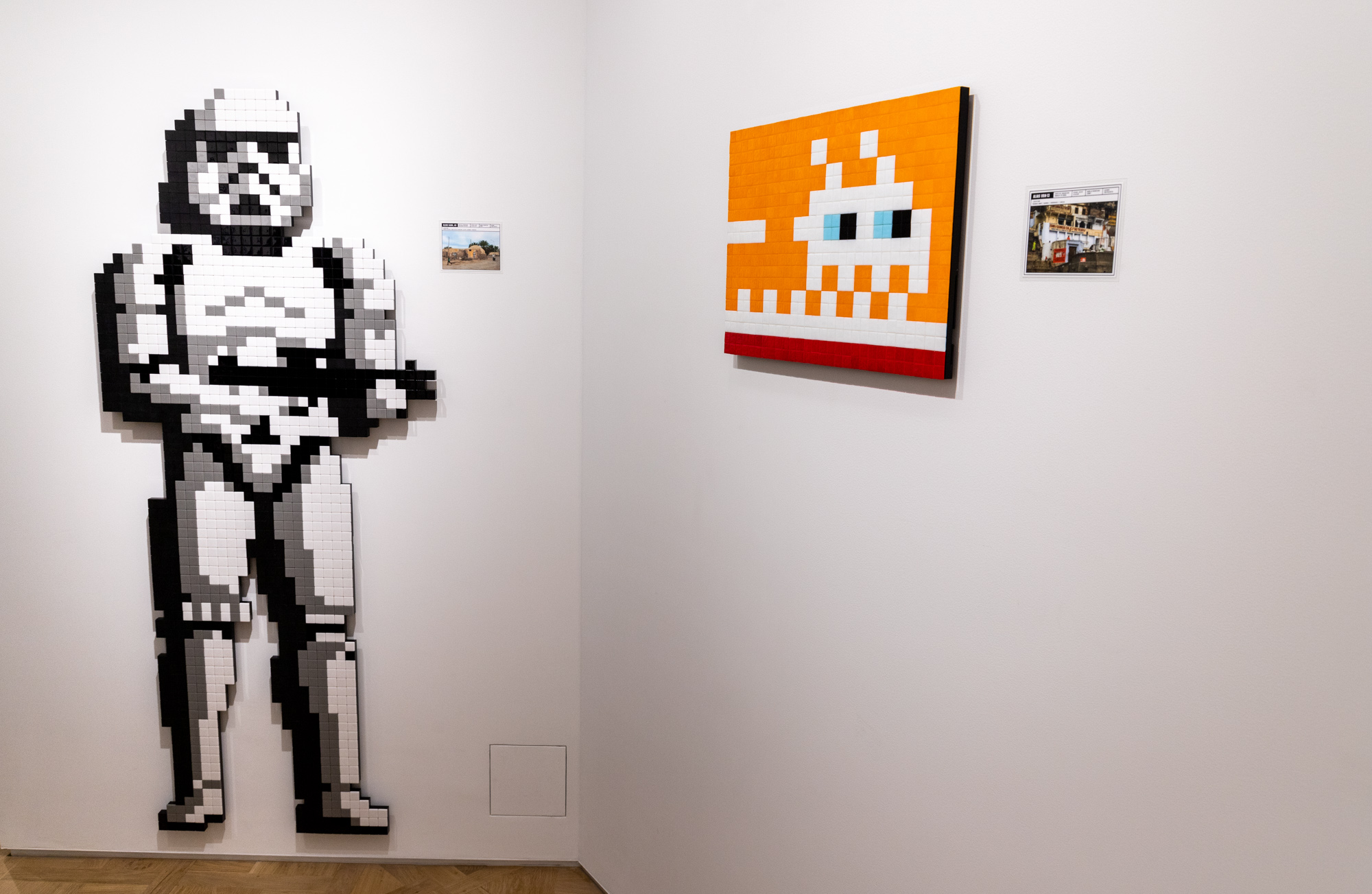 4000 – Invader chez Over The Influence Paris. – Un oeil qui traîne…