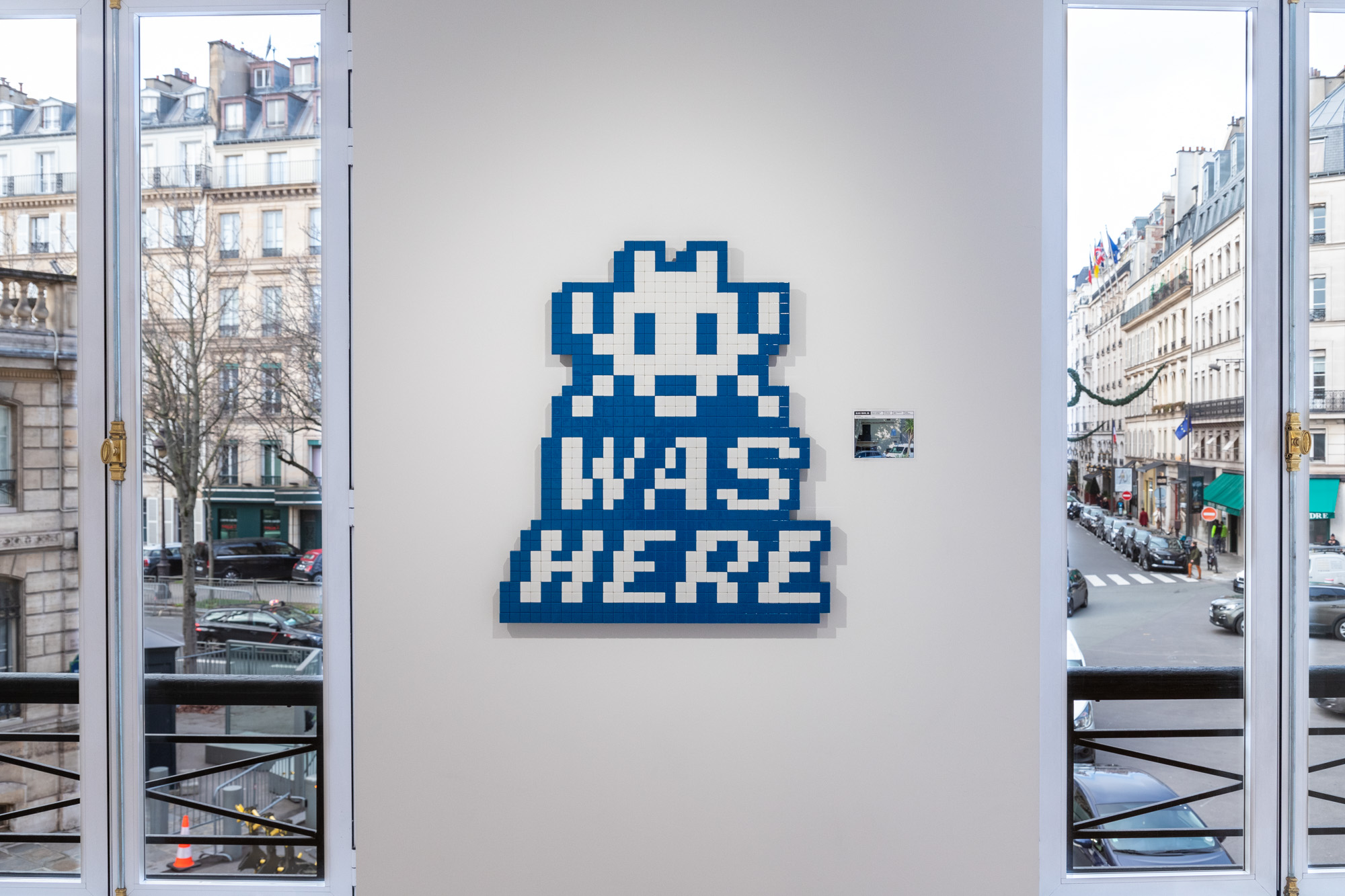4000 – Invader chez Over The Influence Paris. – Un oeil qui traîne…