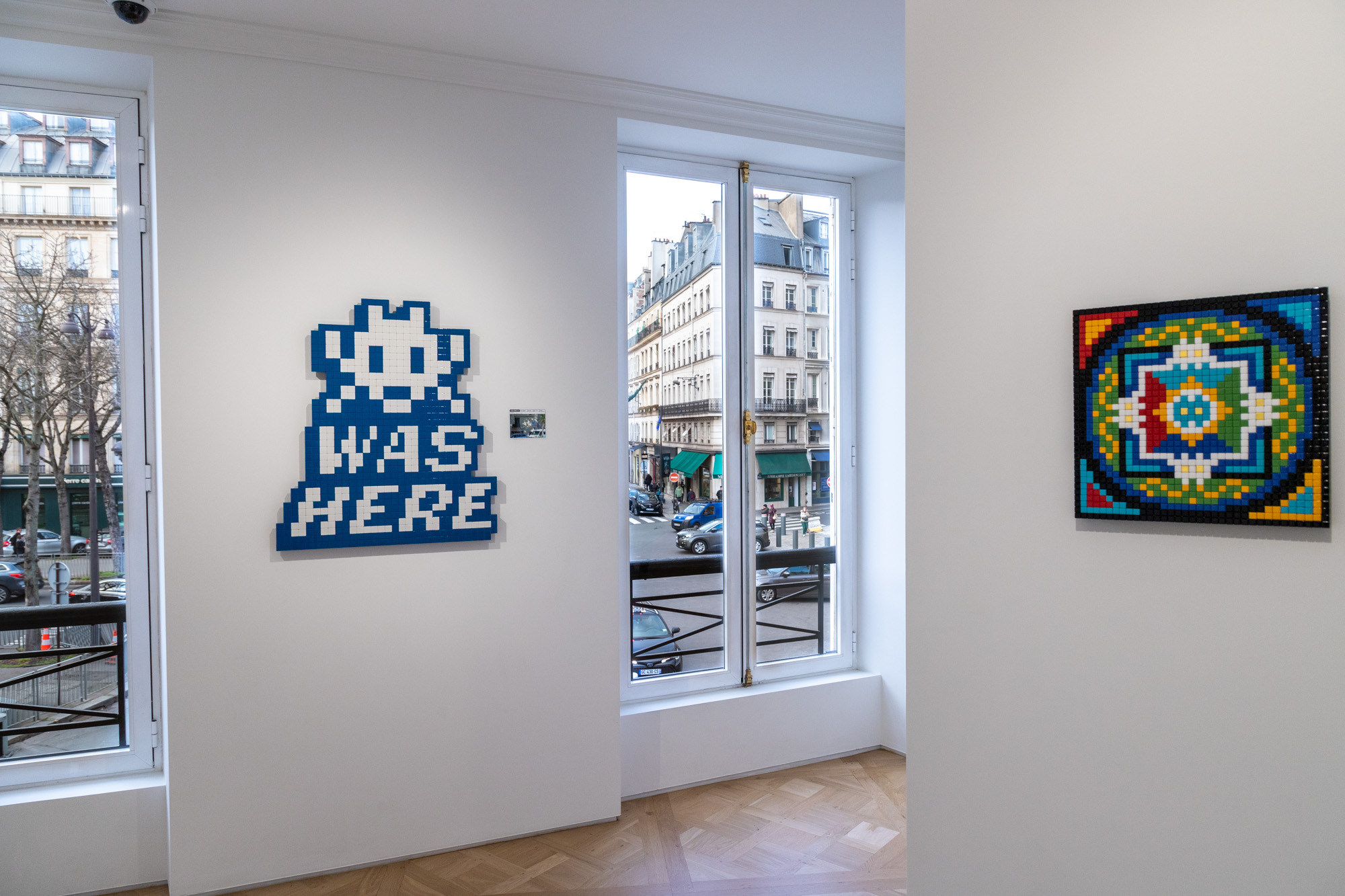 4000 – Invader chez Over The Influence Paris. – Un oeil qui traîne…