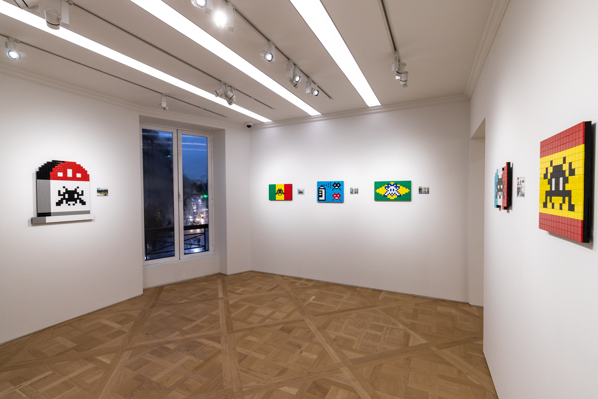 4000 – Invader chez Over The Influence Paris. – Un oeil qui traîne…